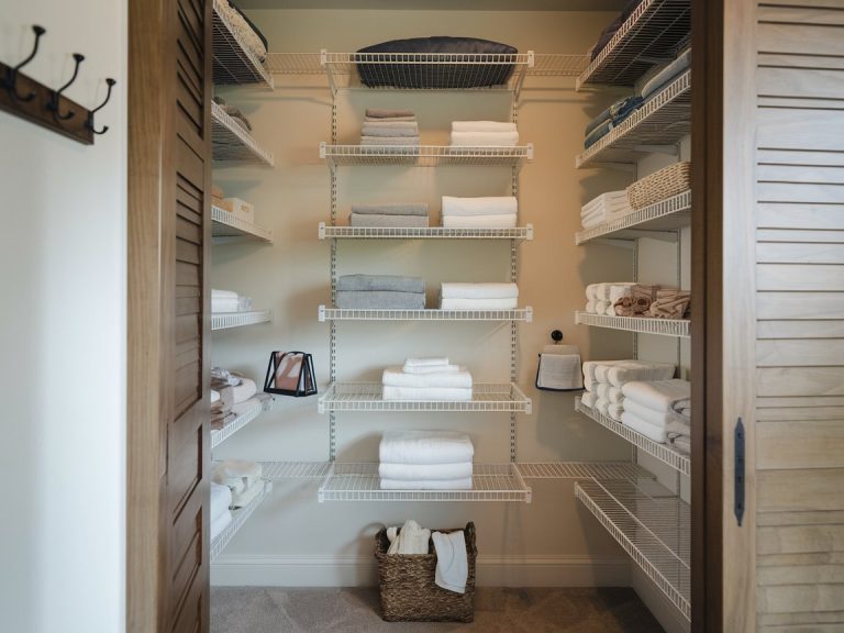21 Smart Linen Closet Organization Ideas for Hallways, Walk-In Closets ...