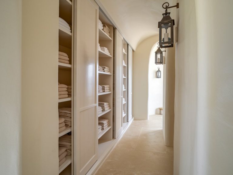 21 Smart Linen Closet Organization Ideas for Hallways, Walk-In Closets ...