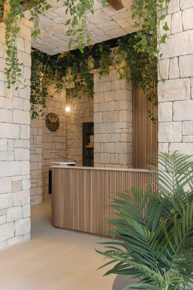 Front Desk 2025: 45 Innovative Reception Trends for Hotels, Spas, Gyms ...