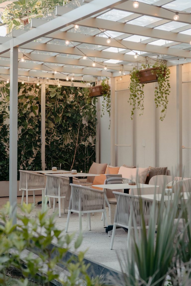 40 Stunning Outdoor Dining Area Ideas 2025 – Covered Patios, Pergolas ...