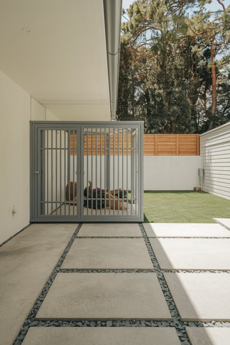 40 Best Outdoor Dog Kennel Ideas 2025: Cheap, DIY, Brick, Raised ...